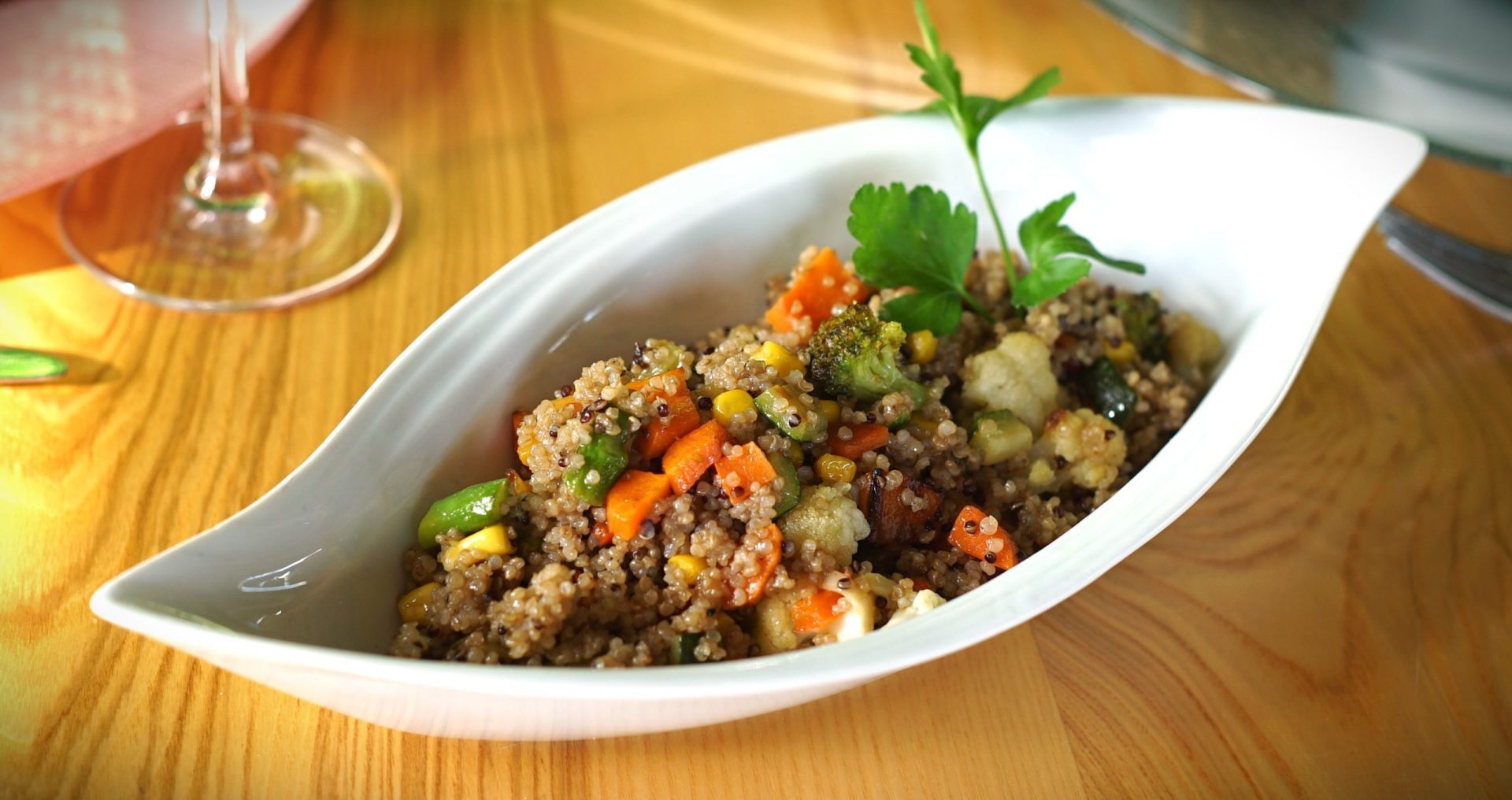 ENSALADA TEMPLADA DE QUINOA Y VERDURAS ASADAS AL JOSPER • OZ gastroclub